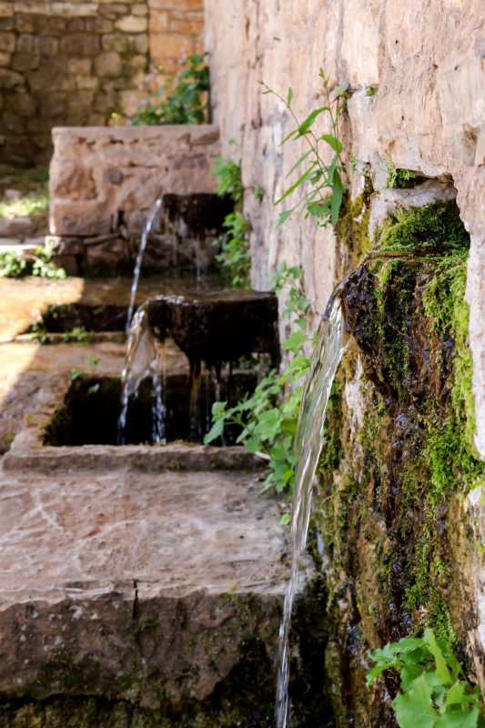 How to Use Natural Stone to Create At-Home Water Features - UP STONE